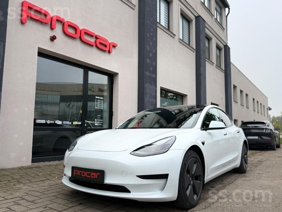 White Tesla Model 3 2023 in Riga, with an engine capacity of 0.00 L and mileage of 60 thousand km for 28900 €, photo 1 on AUTOMOTO.COM.LV