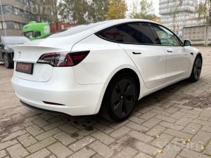 White Tesla Model 3 2023 in Riga, with an engine capacity of 0.00 L and mileage of 60 thousand km for 28900 €, photo 6 on AUTOMOTO.COM.LV