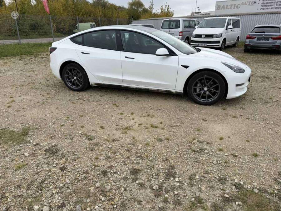 Balts Tesla Model 3 2023 Panevēža, ar dzinēja tilpumu 0.00 L un nobraukumu 112 tūkst. km par 19360 €, foto 1 vietnē AUTOMOTO.COM.LV