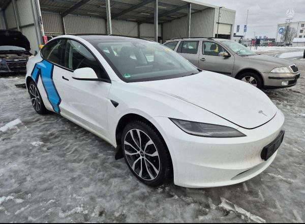 Balts Tesla Model 3 2024 Klaipėda, ar dzinēja tilpumu 0.00 L un nobraukumu 52 tūkst. km par 18800 €, foto 1 vietnē AUTOMOTO.COM.LV