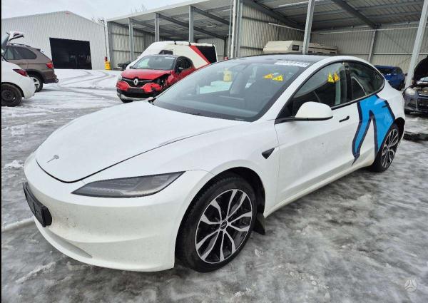 Balts Tesla Model 3 2024 Klaipėda, ar dzinēja tilpumu 0.00 L un nobraukumu 52 tūkst. km par 18800 €, foto 2 vietnē AUTOMOTO.COM.LV
