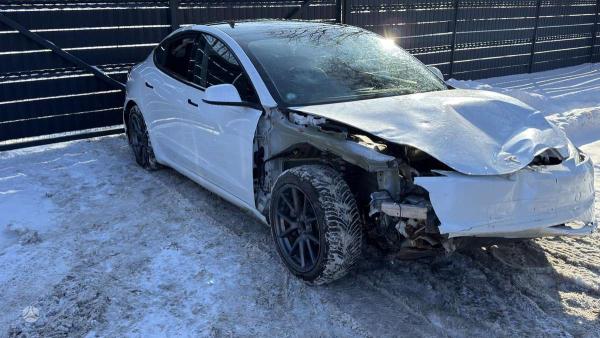 Balts Tesla Model 3 2024 Jonava, ar dzinēja tilpumu 0.00 L un nobraukumu 87 tūkst. km par 13750 €, foto 3 vietnē AUTOMOTO.COM.LV