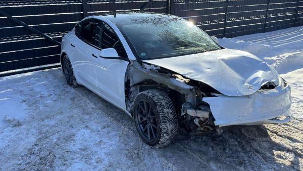 White Tesla Model 3 2024 in Jonava, with an engine capacity of 0.00 L and mileage of 87 thousand km for 12900 €, photo 1 on AUTOMOTO.COM.LV