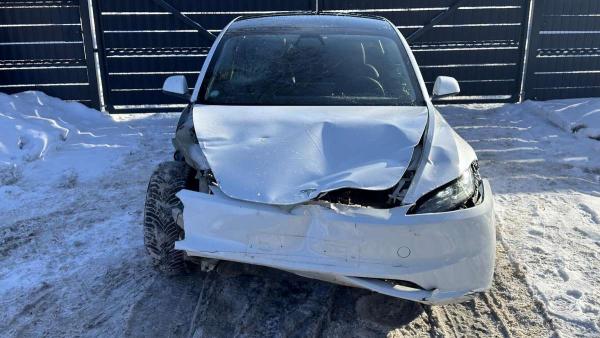 White Tesla Model 3 2024 in Jonava, with an engine capacity of 0.00 L and mileage of 87 thousand km for 12900 €, photo 2 on AUTOMOTO.COM.LV