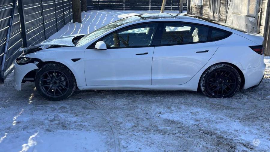 Balts Tesla Model 3 2024 Jonava, ar dzinēja tilpumu 0.00 L un nobraukumu 87 tūkst. km par 12900 €, foto 4 vietnē AUTOMOTO.COM.LV