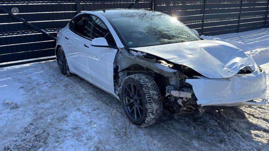 Balts Tesla Model 3 2024 Jonava, ar dzinēja tilpumu 0.00 L un nobraukumu 87 tūkst. km par 12900 €, foto 9 vietnē AUTOMOTO.COM.LV