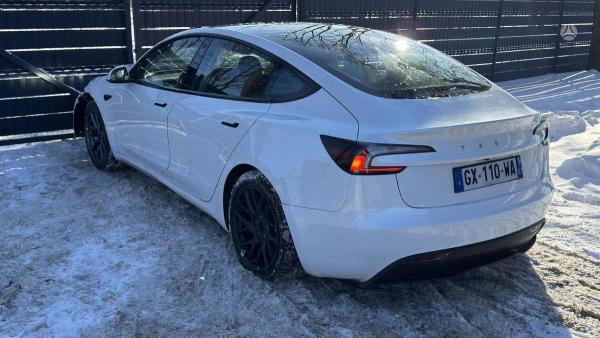 White Tesla Model 3 2024 in Jonava, with an engine capacity of 0.00 L and mileage of 87 thousand km for 12550 €, photo 1 on AUTOMOTO.COM.LV