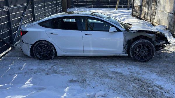 Balts Tesla Model 3 2024 Jonava, ar dzinēja tilpumu 0.00 L un nobraukumu 87 tūkst. km par 12550 €, foto 4 vietnē AUTOMOTO.COM.LV