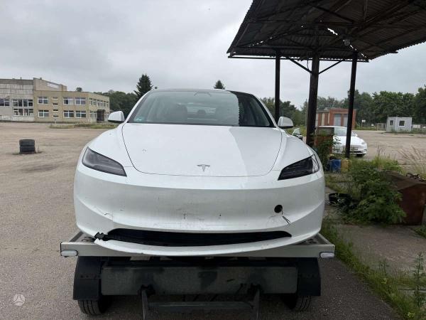 Balts Tesla Model 3 2024 Marijampole, ar dzinēja tilpumu 0.00 L un nobraukumu 24 tūkst. km par 22500 €, foto 3 vietnē AUTOMOTO.COM.LV