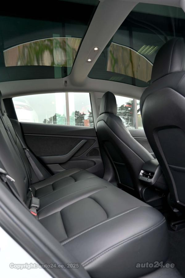 Balts Tesla Model 3 2019 Tallina, ar dzinēja tilpumu 0.00 L un nobraukumu 95 tūkst. km par 24999 €, foto 11 vietnē AUTOMOTO.COM.LV