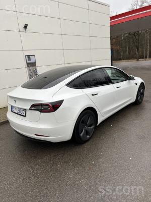 White Tesla Model 3 2019 in Riga, with an engine capacity of 0.00 L and mileage of 252 thousand km for 15999 €, photo 3 on AUTOMOTO.COM.LV