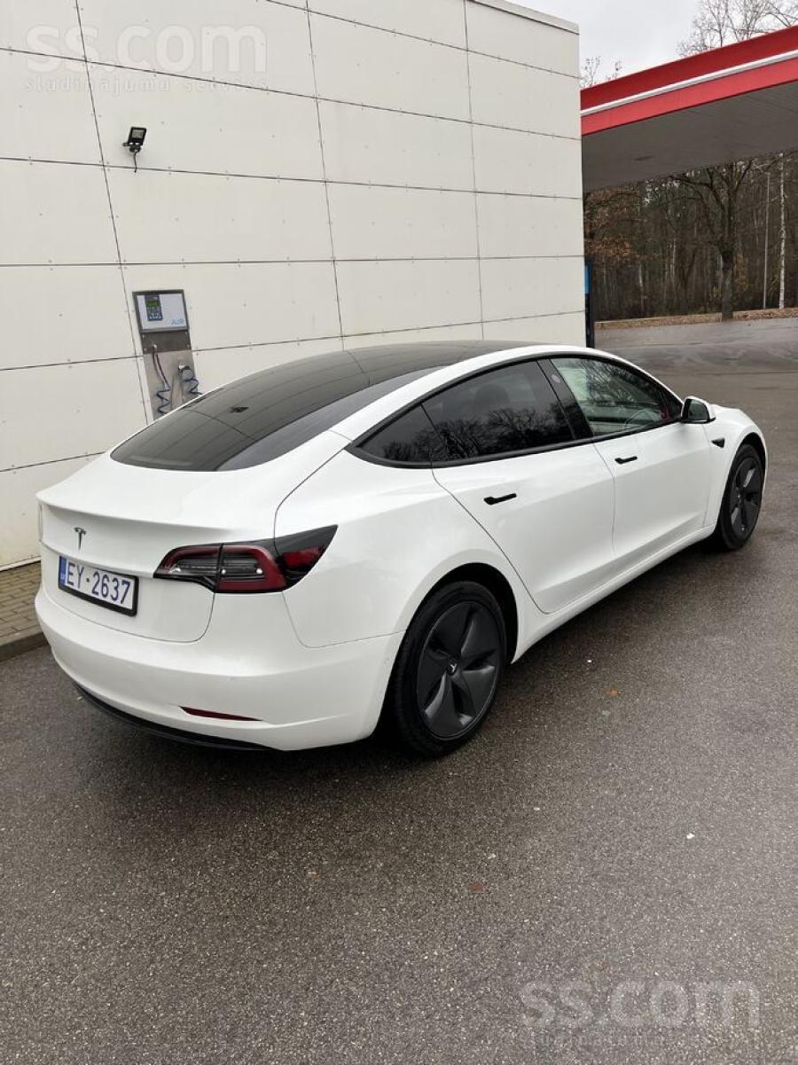 White Tesla Model 3 2019 in Riga, with an engine capacity of 0.00 L and mileage of 252 thousand km for 15999 €, photo 3 on AUTOMOTO.COM.LV
