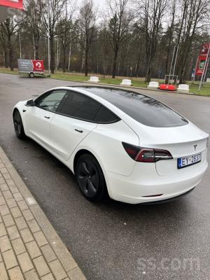 White Tesla Model 3 2019 in Riga, with an engine capacity of 0.00 L and mileage of 252 thousand km for 15999 €, photo 4 on AUTOMOTO.COM.LV