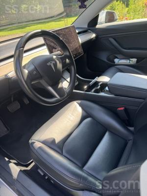 White Tesla Model 3 2019 in Riga, with an engine capacity of 0.00 L and mileage of 113 thousand km for 20400 €, photo 4 on AUTOMOTO.COM.LV