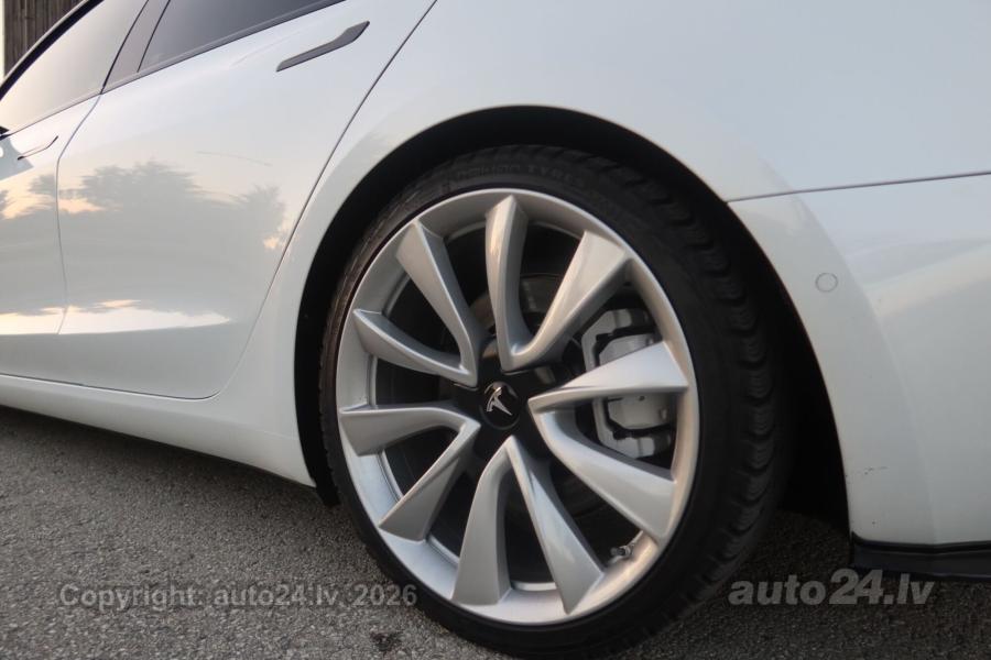 White Tesla Model 3 2019 in Tallinn, with an engine capacity of 0.00 L and mileage of 90 thousand km for 24400 €, photo 13 on AUTOMOTO.COM.LV