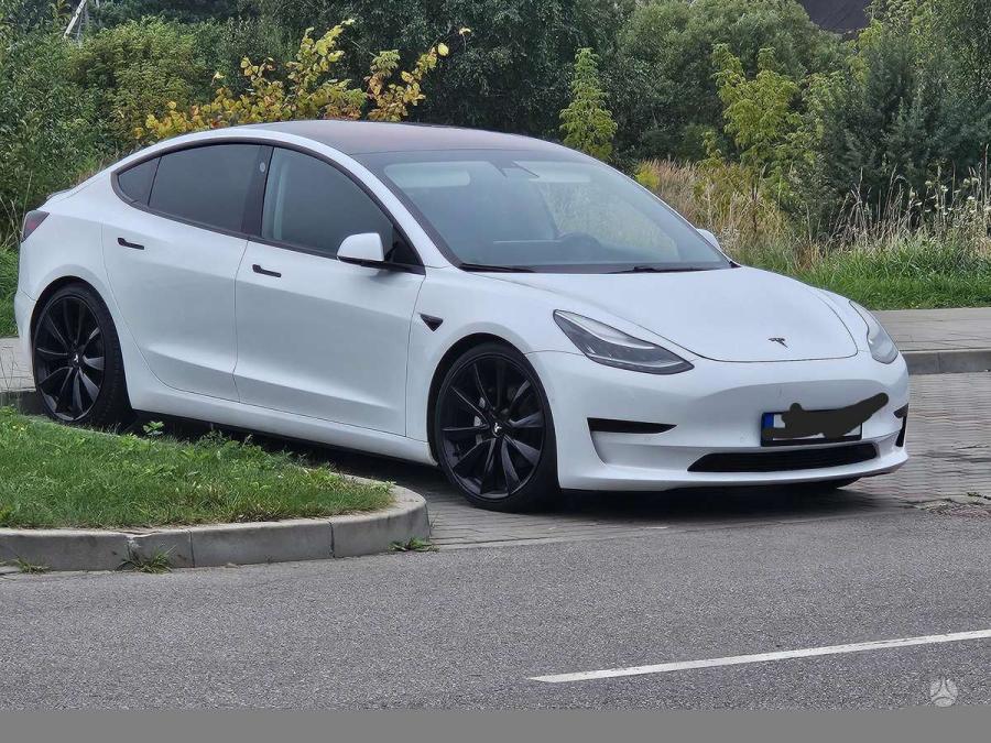 White Tesla Model 3 2019 in Vilnius, with an engine capacity of 0.00 L and mileage of 119 thousand km for 19500 €, photo 3 on AUTOMOTO.COM.LV