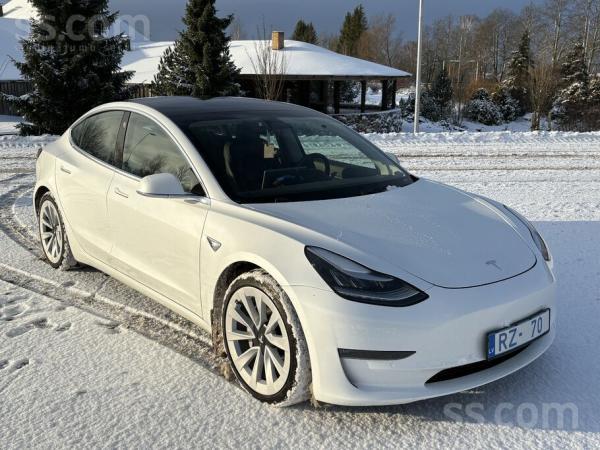 White Tesla Model 3 2020 in Riga, with an engine capacity of 0.00 L and mileage of 90 thousand km for 22600 €, photo 1 on AUTOMOTO.COM.LV