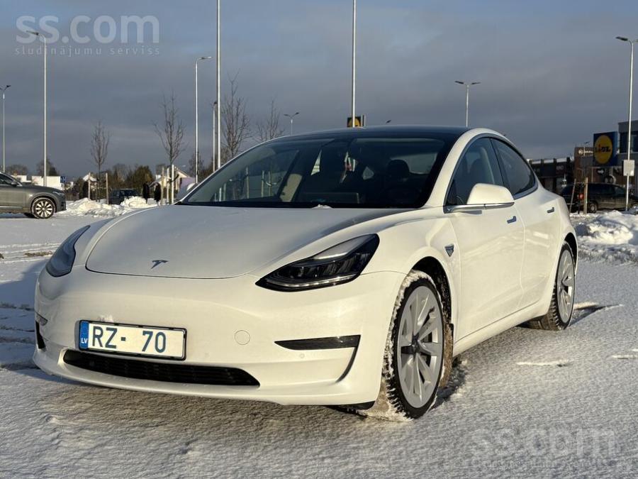 White Tesla Model 3 2020 in Riga, with an engine capacity of 0.00 L and mileage of 90 thousand km for 22600 €, photo 2 on AUTOMOTO.COM.LV