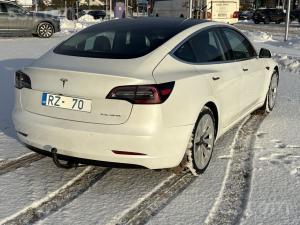 White Tesla Model 3 2020 in Riga, with an engine capacity of 0.00 L and mileage of 90 thousand km for 22600 €, photo 3 on AUTOMOTO.COM.LV