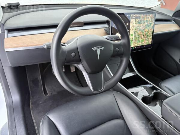 White Tesla Model 3 2020 in Riga, with an engine capacity of 0.00 L and mileage of 90 thousand km for 22600 €, photo 4 on AUTOMOTO.COM.LV