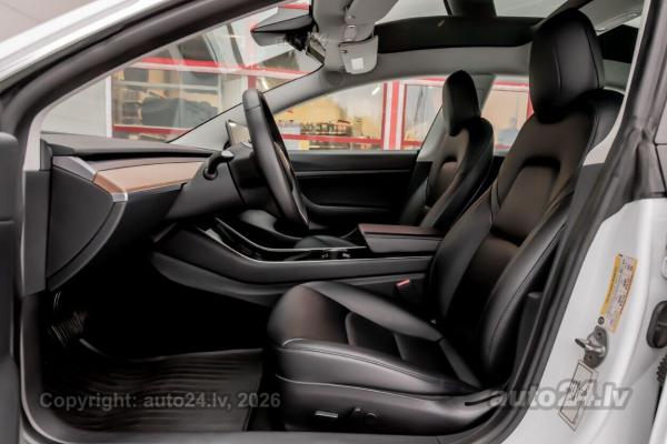 White Tesla Model 3 2020 in Parnu, with an engine capacity of 0.00 L and mileage of 106 thousand km for 17900 €, photo 11 on AUTOMOTO.COM.LV