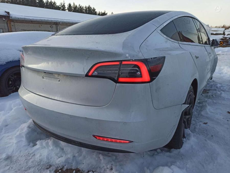 White Tesla Model 3 2020 in Ukmerge, with an engine capacity of 0.00 L and mileage of 93 thousand km for 7800 €, photo 5 on AUTOMOTO.COM.LV
