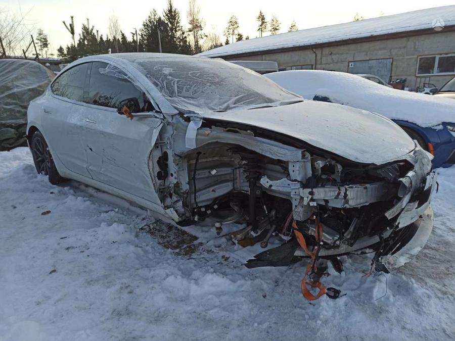 White Tesla Model 3 2020 in Ukmerge, with an engine capacity of 0.00 L and mileage of 93 thousand km for 7800 €, photo 6 on AUTOMOTO.COM.LV