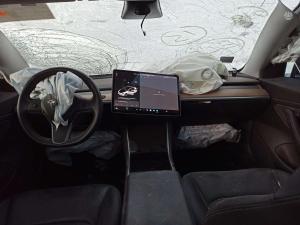 White Tesla Model 3 2020 in Ukmerge, with an engine capacity of 0.00 L and mileage of 93 thousand km for 7800 €, photo 9 on AUTOMOTO.COM.LV