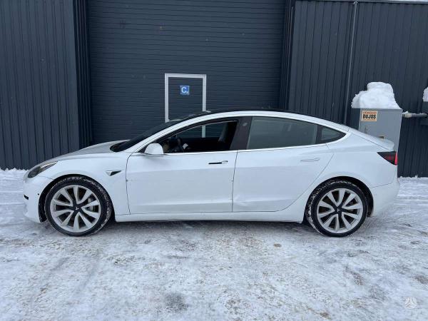 White Tesla Model 3 2020 in Alytus, with an engine capacity of 0.00 L and mileage of 99 thousand km for 10200 €, photo 3 on AUTOMOTO.COM.LV