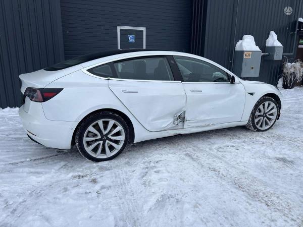 White Tesla Model 3 2020 in Alytus, with an engine capacity of 0.00 L and mileage of 99 thousand km for 10200 €, photo 10 on AUTOMOTO.COM.LV