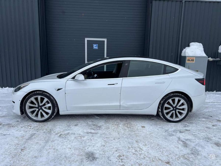 White Tesla Model 3 2020 in Alytus, with an engine capacity of 0.00 L and mileage of 99 thousand km for 10200 €, photo 3 on AUTOMOTO.COM.LV