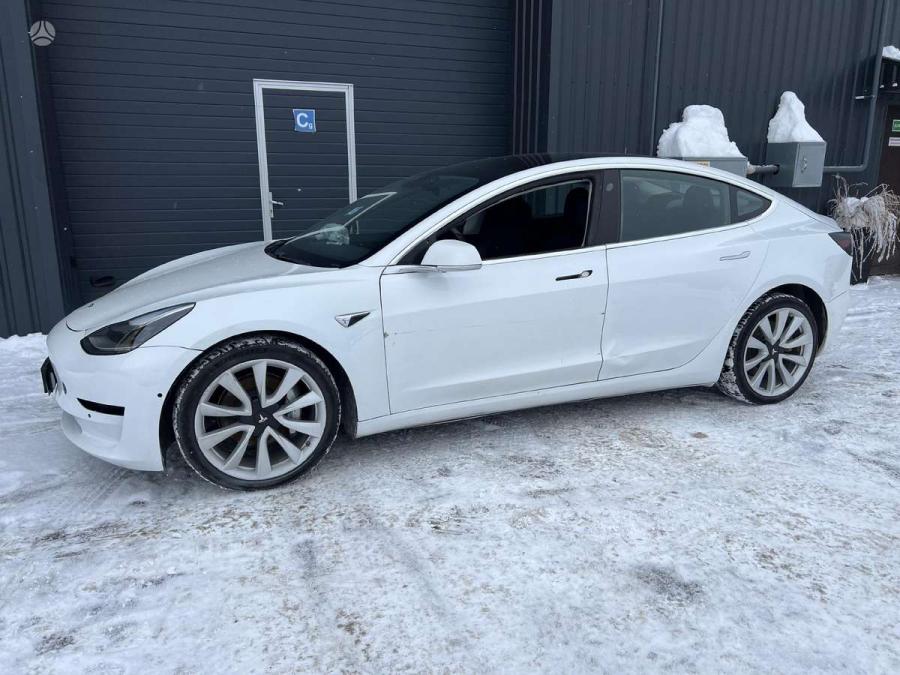 White Tesla Model 3 2020 in Alytus, with an engine capacity of 0.00 L and mileage of 99 thousand km for 10200 €, photo 4 on AUTOMOTO.COM.LV