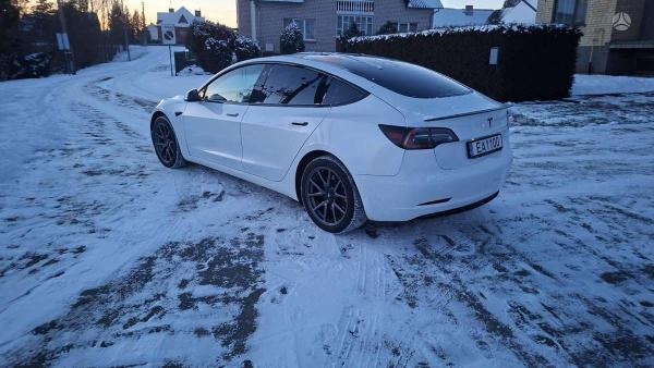 White Tesla Model 3 2020 in Pasvalys, with an engine capacity of 0.00 L and mileage of 113 thousand km for 19999 €, photo 2 on AUTOMOTO.COM.LV