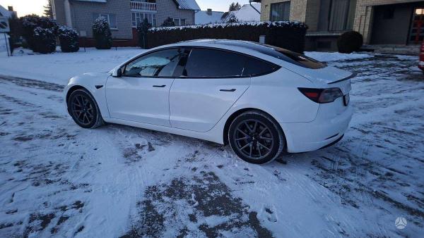 White Tesla Model 3 2020 in Pasvalys, with an engine capacity of 0.00 L and mileage of 113 thousand km for 19999 €, photo 6 on AUTOMOTO.COM.LV