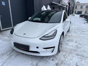Balts Tesla Model 3 2020 Alīta, ar dzinēja tilpumu 0.00 L un nobraukumu 99 tūkst. km par 9999 €, foto  vietnē AUTOMOTO.COM.LV