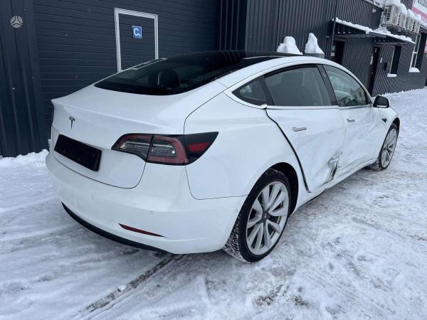 White Tesla Model 3 2020 in Alytus, with an engine capacity of 0.00 L and mileage of 99 thousand km for 9999 €, photo 8 on AUTOMOTO.COM.LV