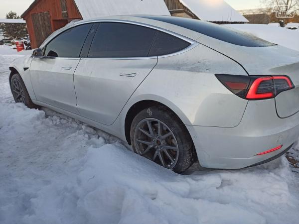 White Tesla Model 3 2020 in Ukmerge, with an engine capacity of 0.00 L and mileage of 93 thousand km for 7400 €, photo 2 on AUTOMOTO.COM.LV
