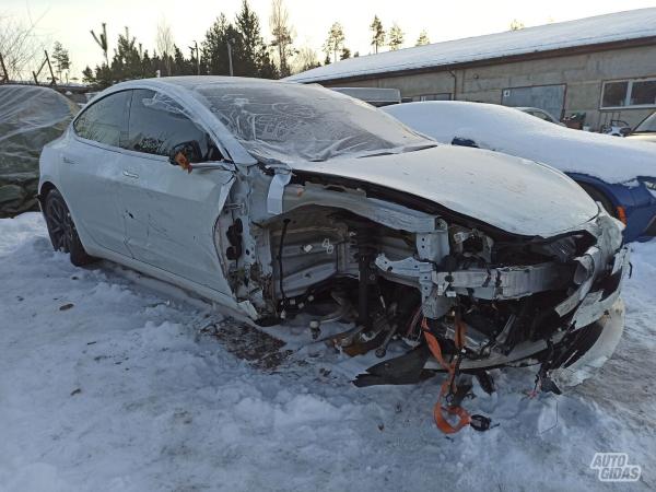 White Tesla Model 3 2020 in Ukmerge, with an engine capacity of 0.00 L and mileage of 93 thousand km for 7400 €, photo 6 on AUTOMOTO.COM.LV