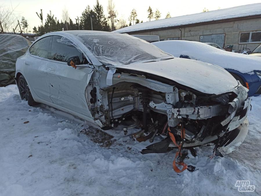 Белый Тесла Модель 3 2020 в Укмерге, объемом двигателя 0.00 л и пробегом 93 тыс. км за 7700 €, фото 6 на AUTOMOTO.COM.LV