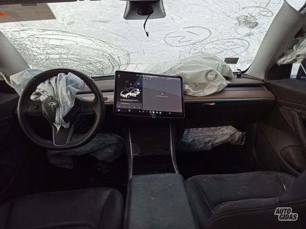 White Tesla Model 3 2020 in Ukmerge, with an engine capacity of 0.00 L and mileage of 93 thousand km for 7400 €, photo 10 on AUTOMOTO.COM.LV