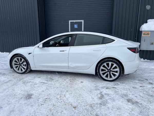 White Tesla Model 3 2020 in Alytus, with an engine capacity of 0.00 L and mileage of 99 thousand km for 9700 €, photo 3 on AUTOMOTO.COM.LV