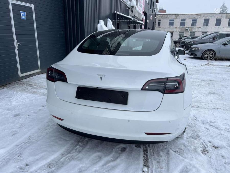 White Tesla Model 3 2020 in Alytus, with an engine capacity of 0.00 L and mileage of 99 thousand km for 9700 €, photo 6 on AUTOMOTO.COM.LV
