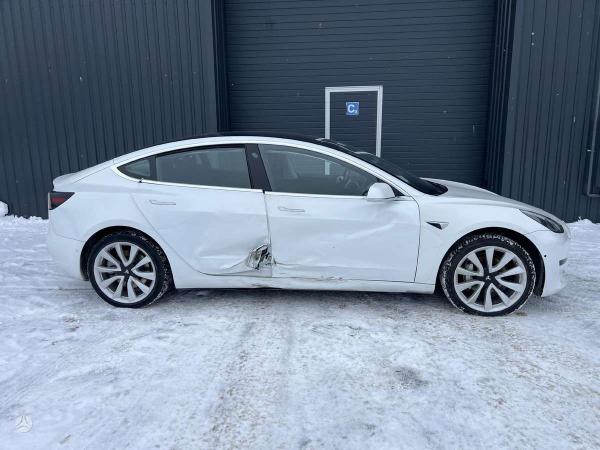 White Tesla Model 3 2020 in Alytus, with an engine capacity of 0.00 L and mileage of 99 thousand km for 9700 €, photo 9 on AUTOMOTO.COM.LV