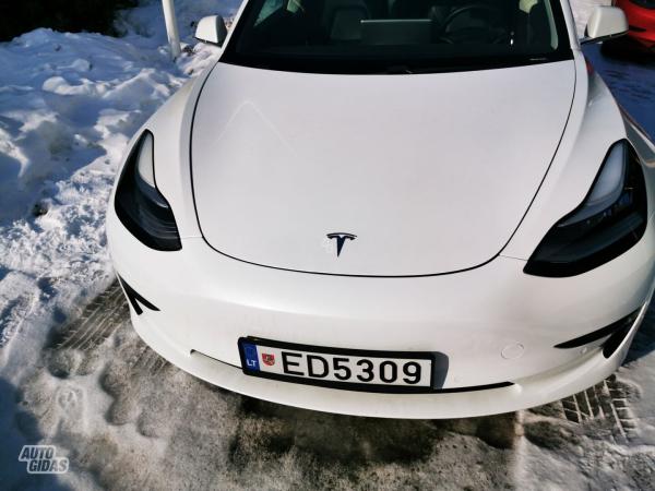 Balts Tesla Model 3 2020 Viļņa, ar dzinēja tilpumu 0.00 L un nobraukumu 118 tūkst. km par 18300 €, foto 1 vietnē AUTOMOTO.COM.LV