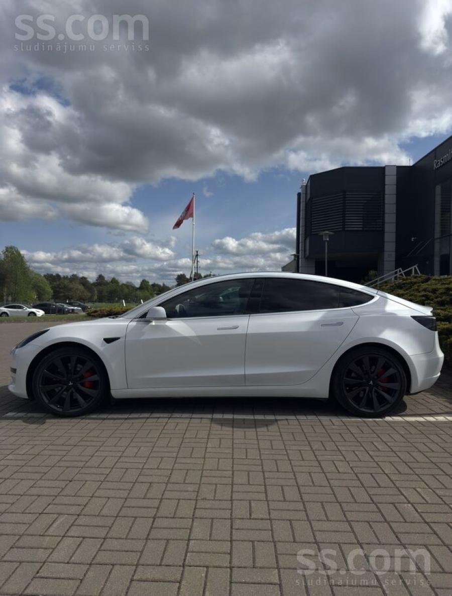 White Tesla Model 3 2020 in Jelgava, with an engine capacity of 0.00 L and mileage of 107 thousand km for 25000 €, photo 5 on AUTOMOTO.COM.LV