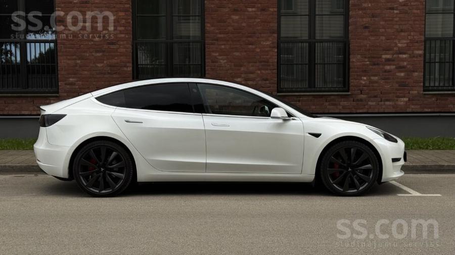 Balts Tesla Model 3 2020 Rīga, ar dzinēja tilpumu 0.00 L un nobraukumu 103 tūkst. km par 24800 €, foto 3 vietnē AUTOMOTO.COM.LV