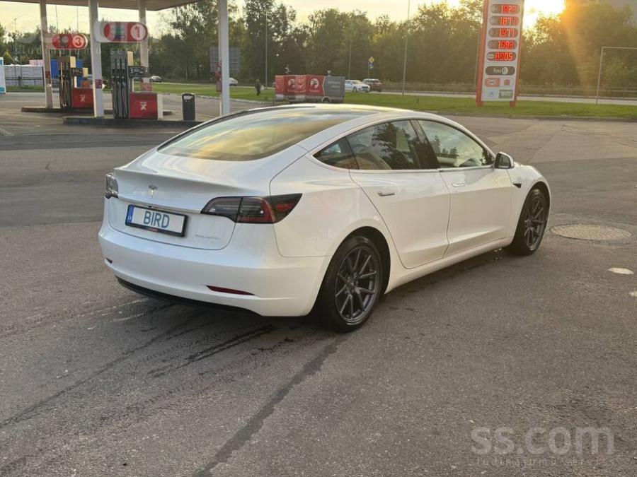 White Tesla Model 3 2020 in Riga, with an engine capacity of 0.00 L and mileage of 170 thousand km for 21000 €, photo 4 on AUTOMOTO.COM.LV
