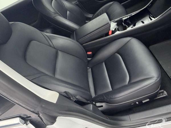White Tesla Model 3 2020 in Vilnius, with an engine capacity of 0.00 L and mileage of 172 thousand km for 15900 €, photo 6 on AUTOMOTO.COM.LV