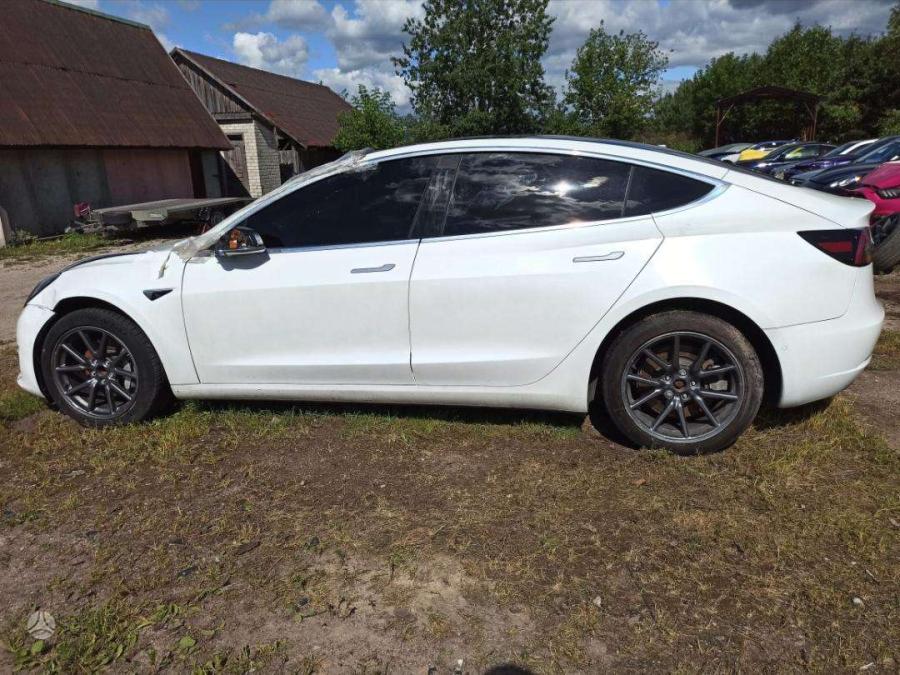 Balts Tesla Model 3 2020 Ukmergė, ar dzinēja tilpumu 0.00 L un nobraukumu 95 tūkst. km par 8700 €, foto 4 vietnē AUTOMOTO.COM.LV