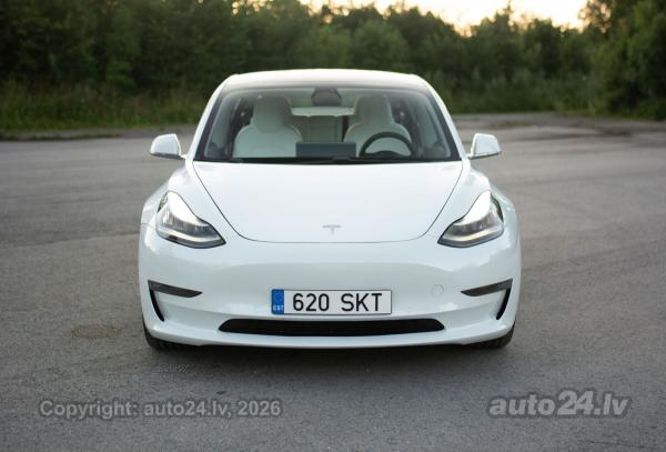 Balts Tesla Model 3 2020 Pērnava, ar dzinēja tilpumu 0.00 L un nobraukumu 62 tūkst. km par 21990 €, foto 2 vietnē AUTOMOTO.COM.LV